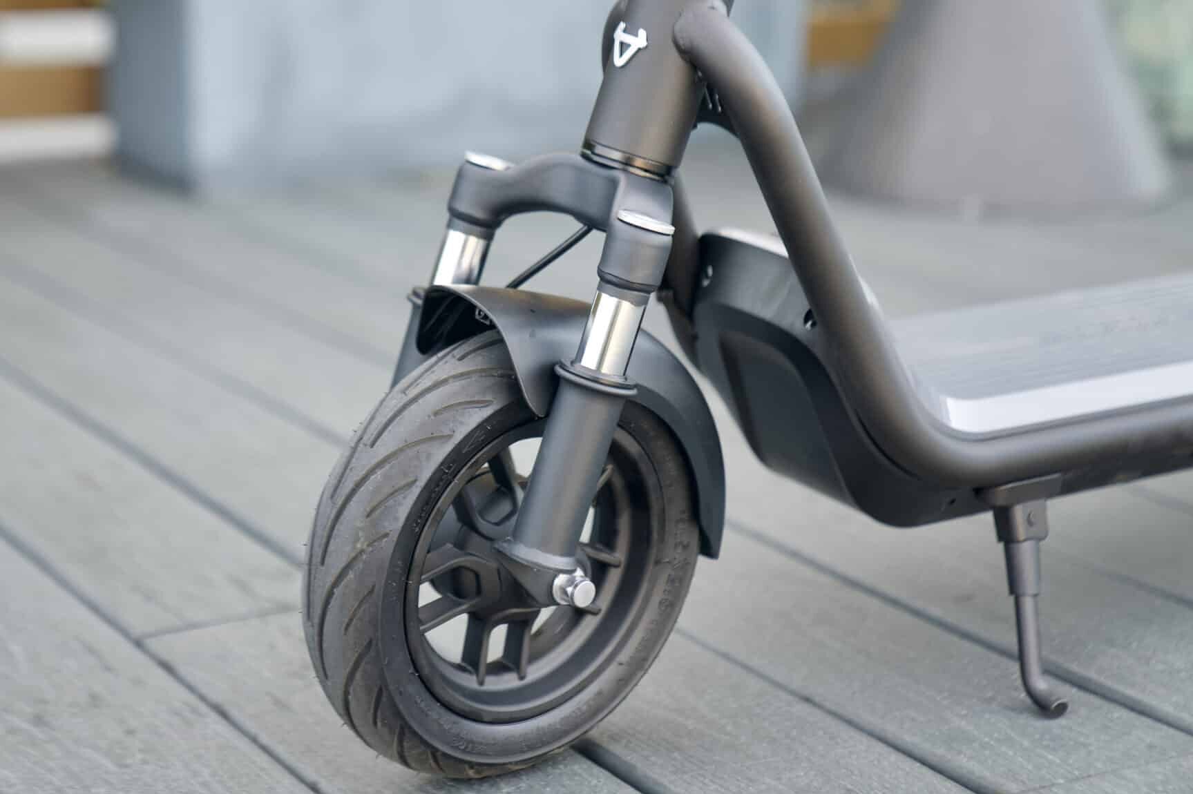 The NIU KQi 100P – A Budget Bombshell With Suspension